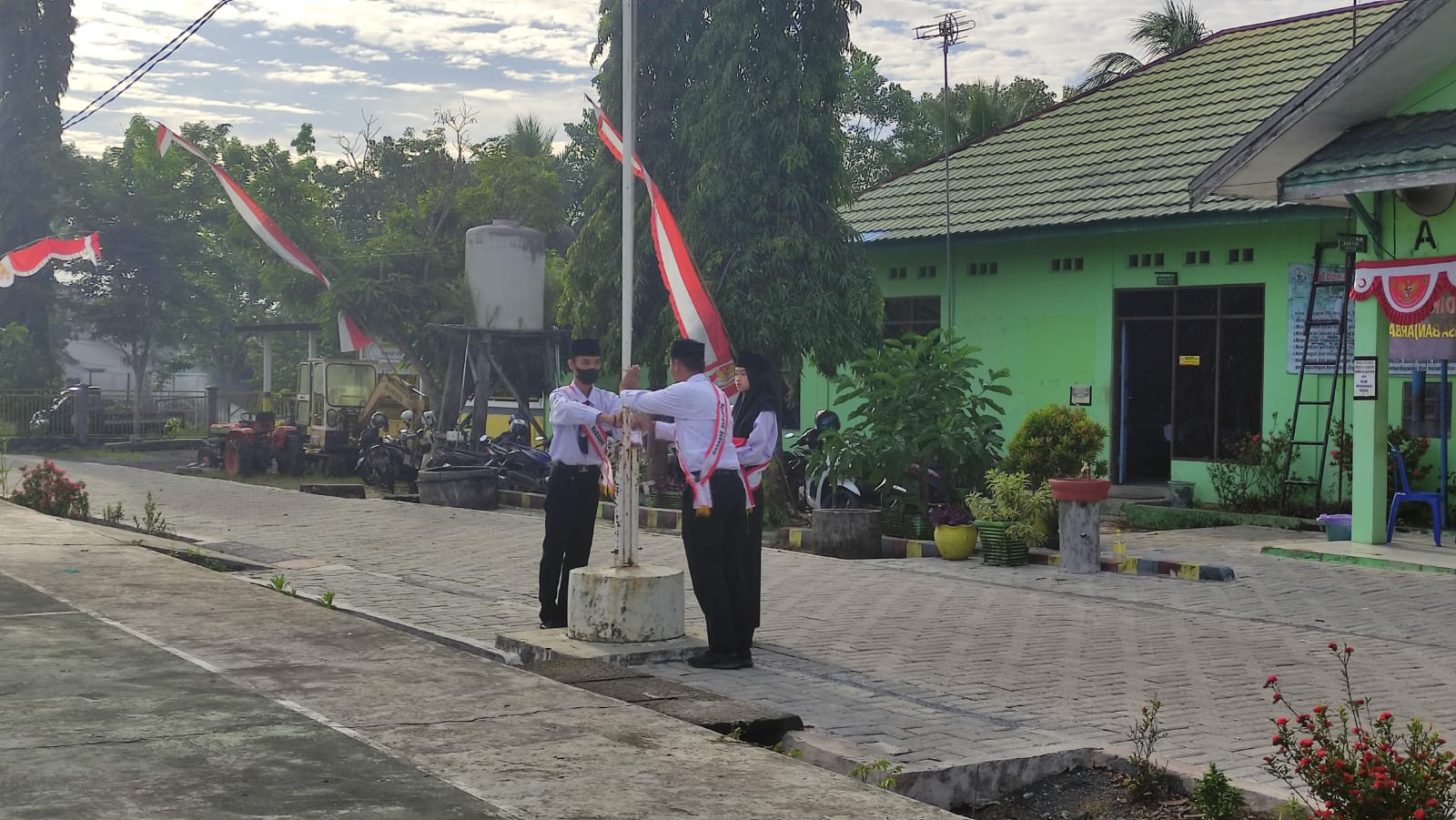 Upacara Kenaikan Bendera Dalam Rangka Memperingati HUT RI Ke 77 Tahun ...